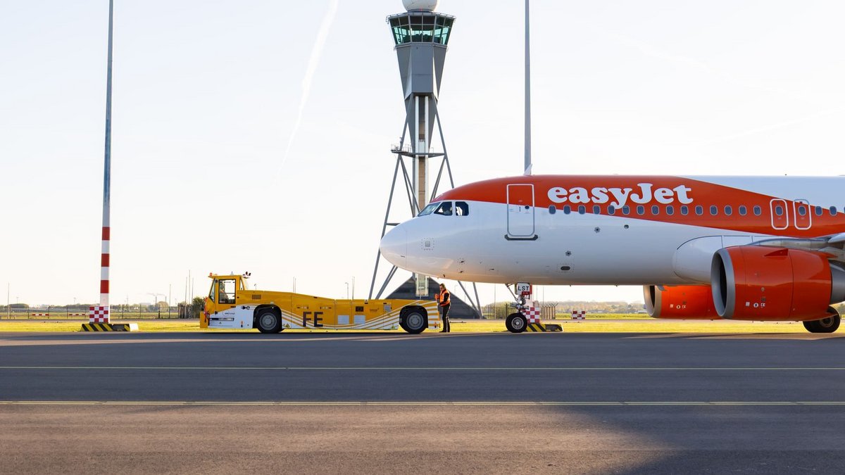 easyJet fait rouler des Airbus sans moteur à Schiphol : le TaxiBot ...