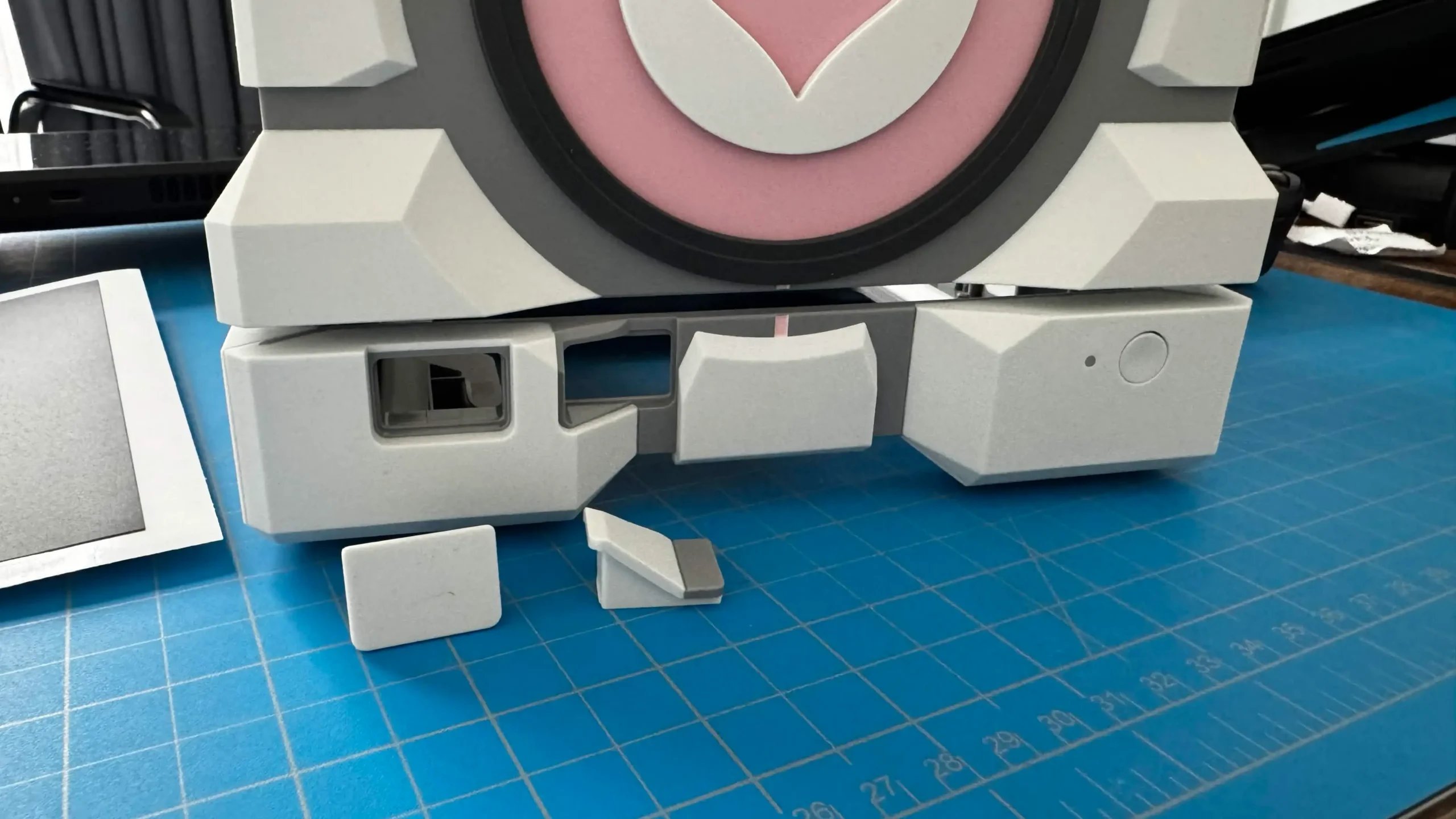 Dbrand lance le Companion Cube pour la Steam Machine ainsi qu'une ...