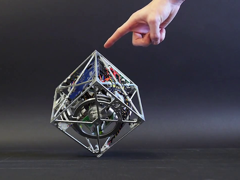 Cubli : un cube robotisé tenant en équilibre inspiré par la technologie ...
