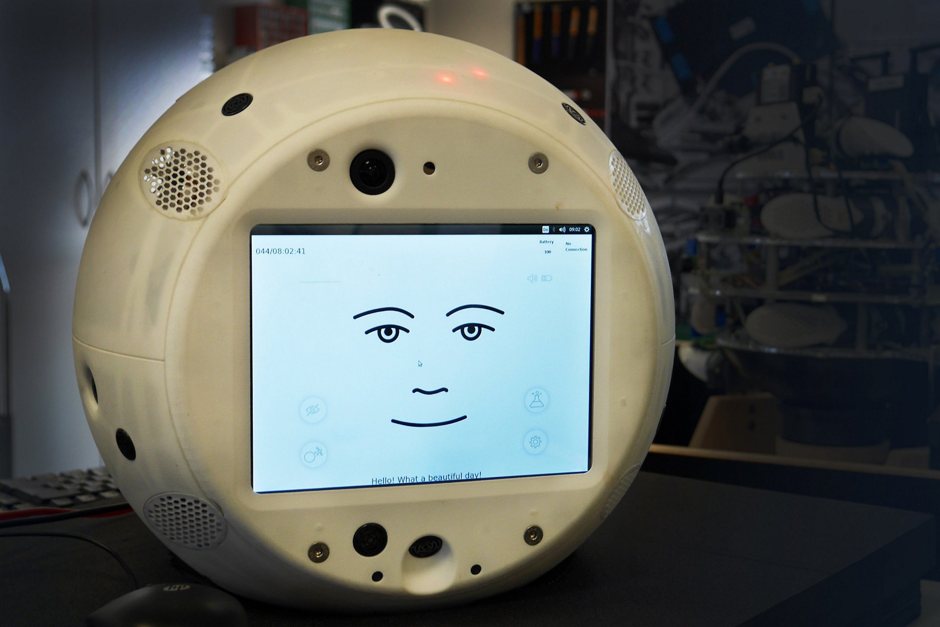 Robot CIMON : découvrez le robot assistant de l'ISS avec un de ses ...