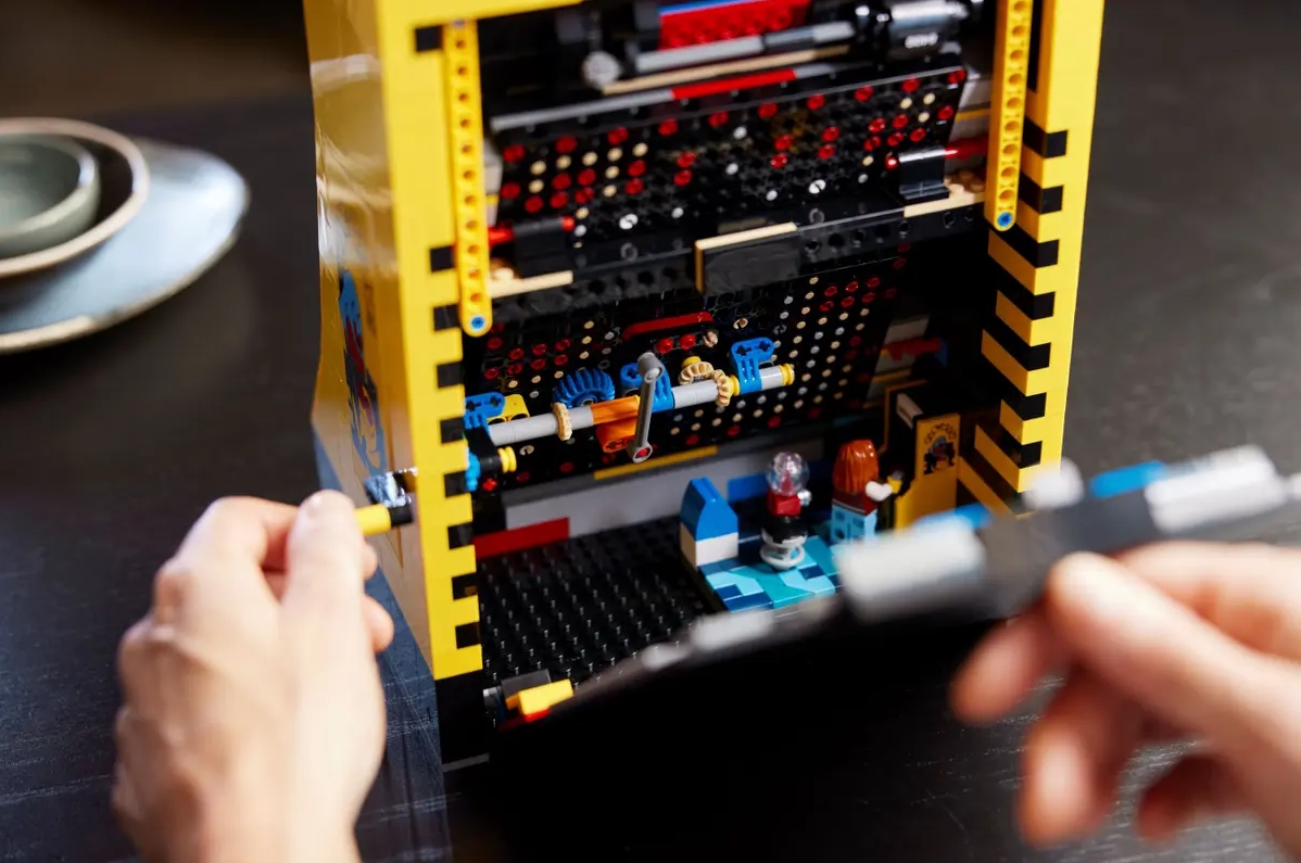 2024 - A Pac-Man terminal in Lego? Waka break your piggy bank!