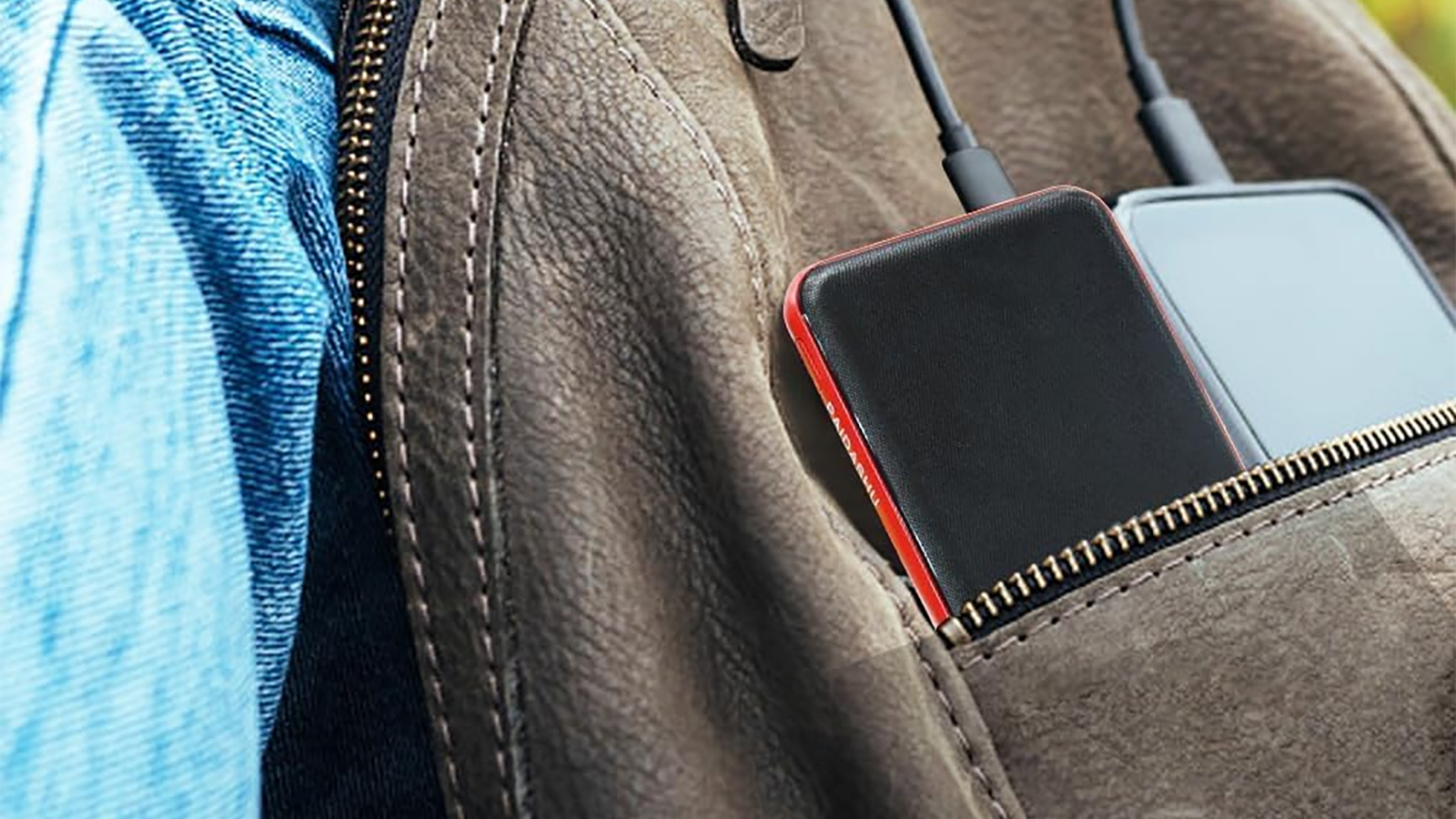 Ce lot de deux batteries externes 10600 mAh est disponible pour ...